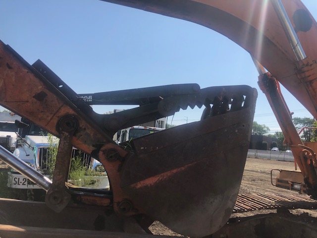 Hitachi UH 123 Excavator | Tom's Truck Sales